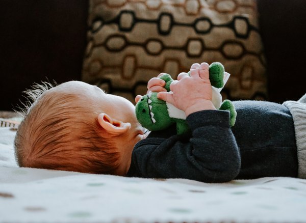 36 Fine Motor Activities for Babies and Toddlers (Age Wise Guide)